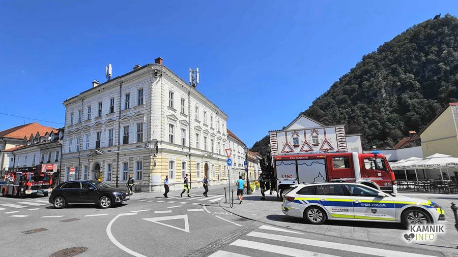 Še pred potresom se je v stanovanju nad staro pošto udrl strop